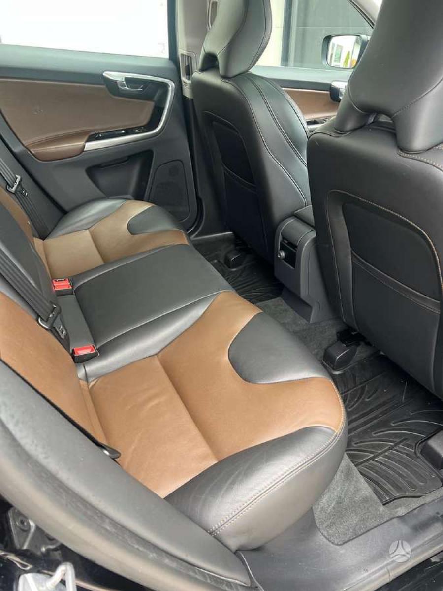Black Volvo XC60 2017 in Vilnius, with an engine capacity of 2.40 L and mileage of 185 thousand km for 16500 €, photo 13 on AUTOMOTO.COM.LV