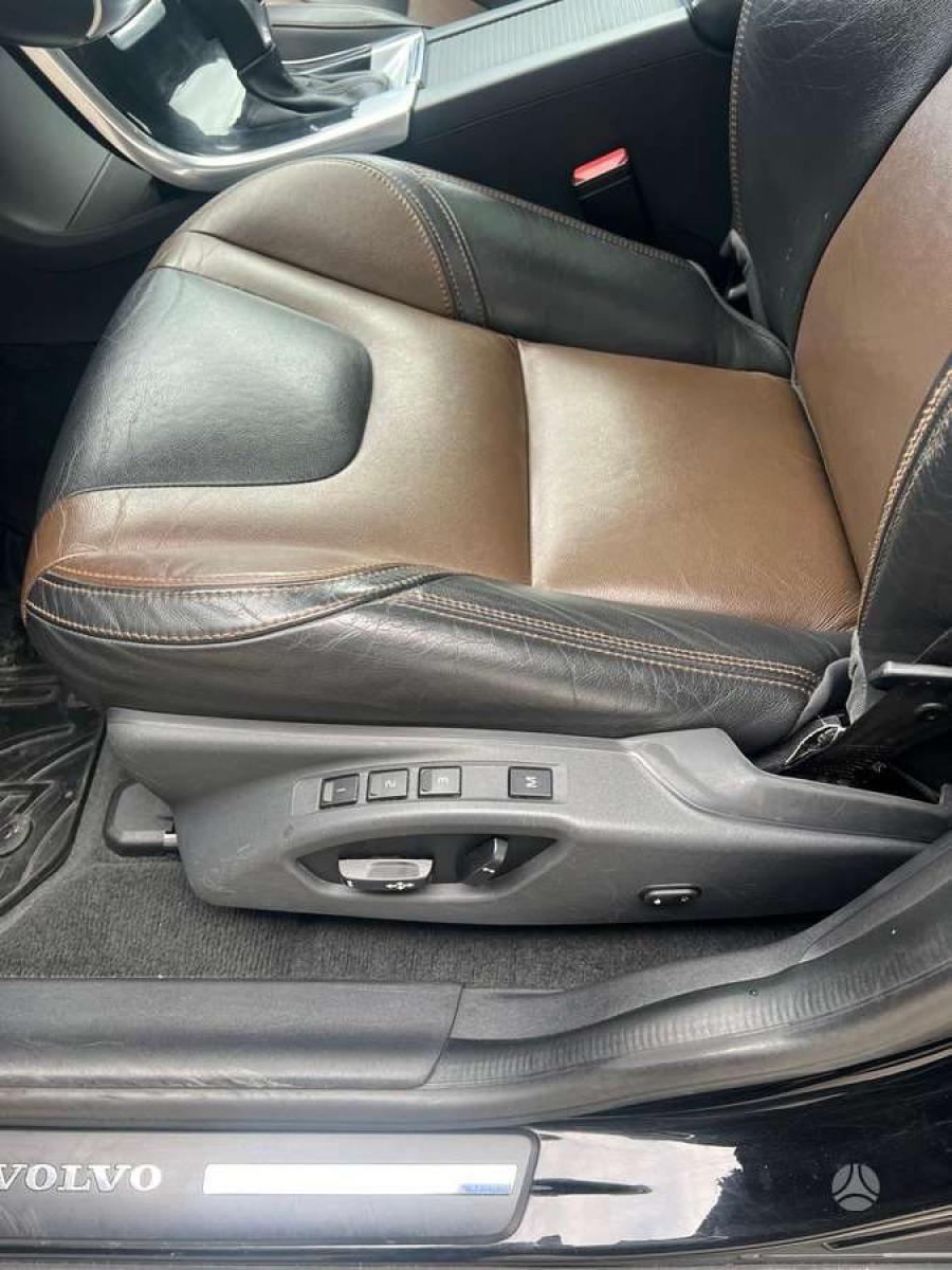 Black Volvo XC60 2017 in Vilnius, with an engine capacity of 2.40 L and mileage of 185 thousand km for 16500 €, photo 15 on AUTOMOTO.COM.LV