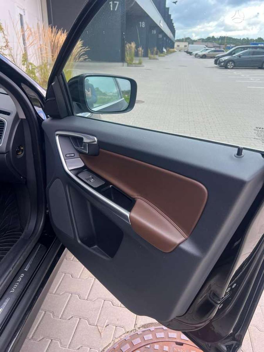 Black Volvo XC60 2017 in Vilnius, with an engine capacity of 2.40 L and mileage of 185 thousand km for 16500 €, photo 16 on AUTOMOTO.COM.LV
