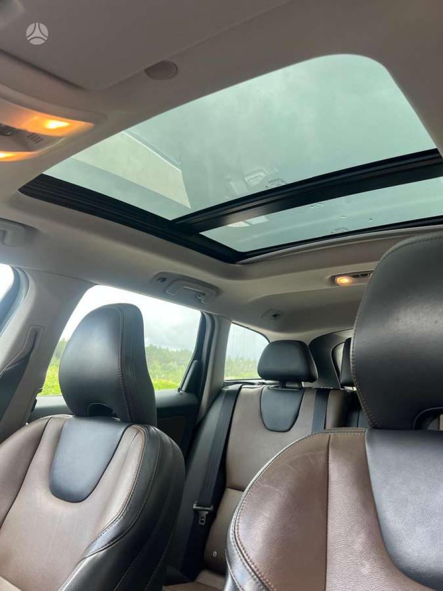 Black Volvo XC60 2017 in Vilnius, with an engine capacity of 2.40 L and mileage of 185 thousand km for 16500 €, photo 18 on AUTOMOTO.COM.LV