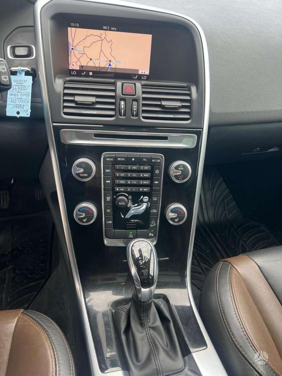 Black Volvo XC60 2017 in Vilnius, with an engine capacity of 2.40 L and mileage of 185 thousand km for 16500 €, photo 20 on AUTOMOTO.COM.LV