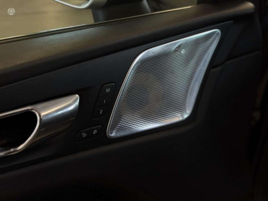 Black Volvo XC60 2017 in Klaipeda, with an engine capacity of 2.00 L and mileage of 300 thousand km for 21500 €, photo 9 on AUTOMOTO.COM.LV