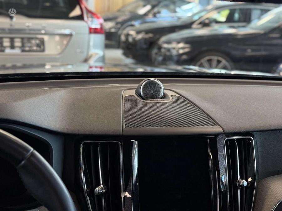 Black Volvo XC60 2017 in Klaipeda, with an engine capacity of 2.00 L and mileage of 300 thousand km for 21500 €, photo 10 on AUTOMOTO.COM.LV