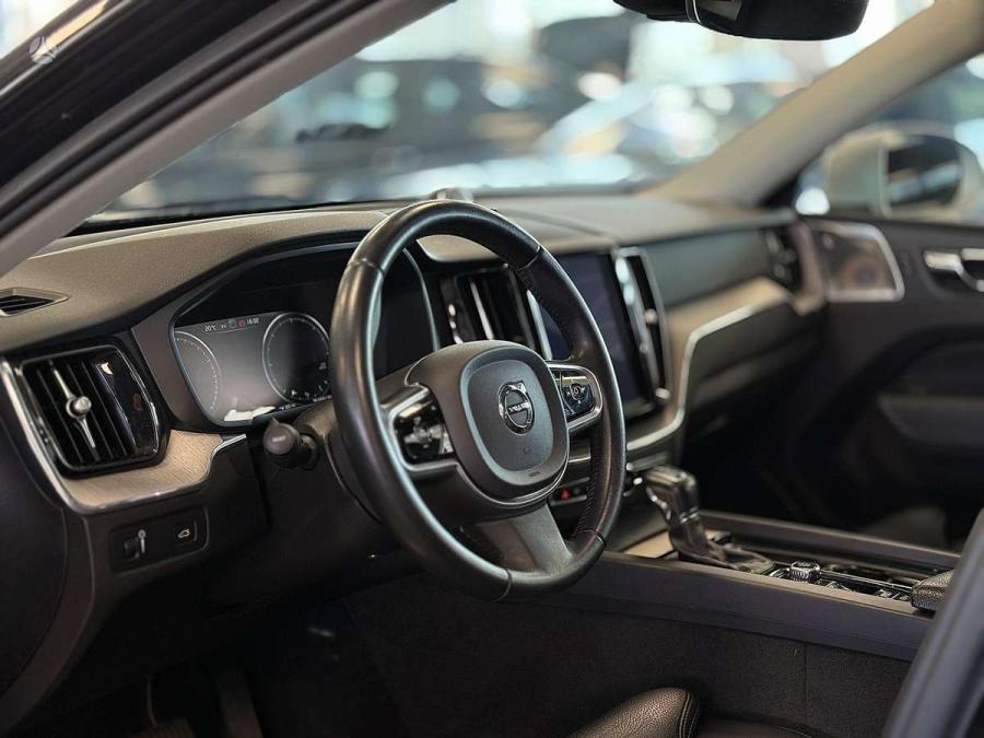 Black Volvo XC60 2017 in Klaipeda, with an engine capacity of 2.00 L and mileage of 300 thousand km for 21500 €, photo 11 on AUTOMOTO.COM.LV