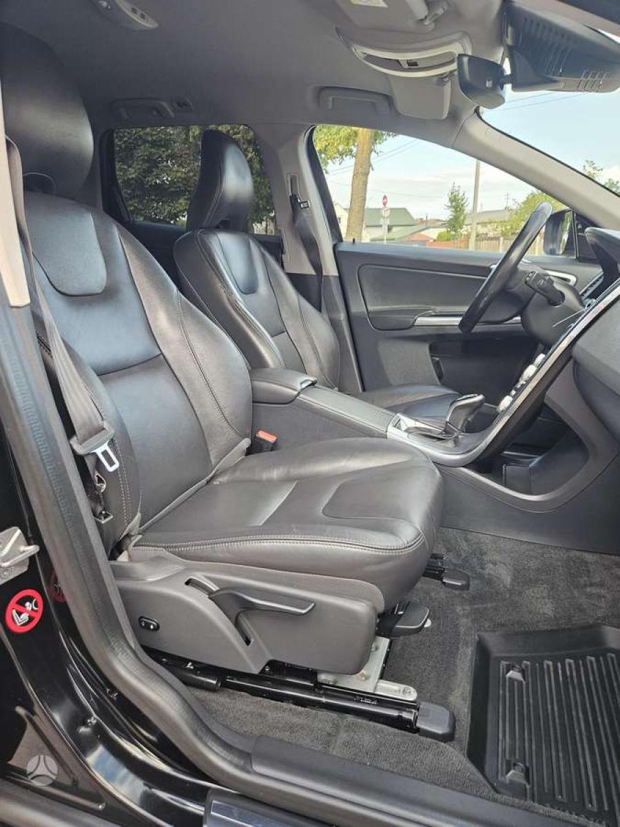 Melns Volvo XC60 2017 Šauļi, ar dzinēja tilpumu 2.40 L un nobraukumu 269 tūkst. km par 14950 €, foto 18 vietnē AUTOMOTO.COM.LV
