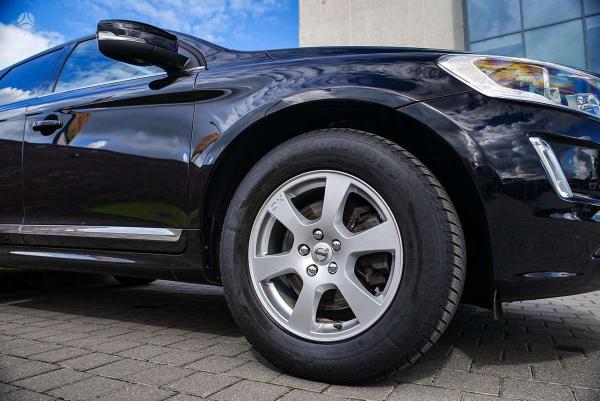 Black Volvo XC60 2017 in Marijampole, with an engine capacity of 1.97 L and mileage of 178 thousand km for 15950 €, photo 5 on AUTOMOTO.COM.LV