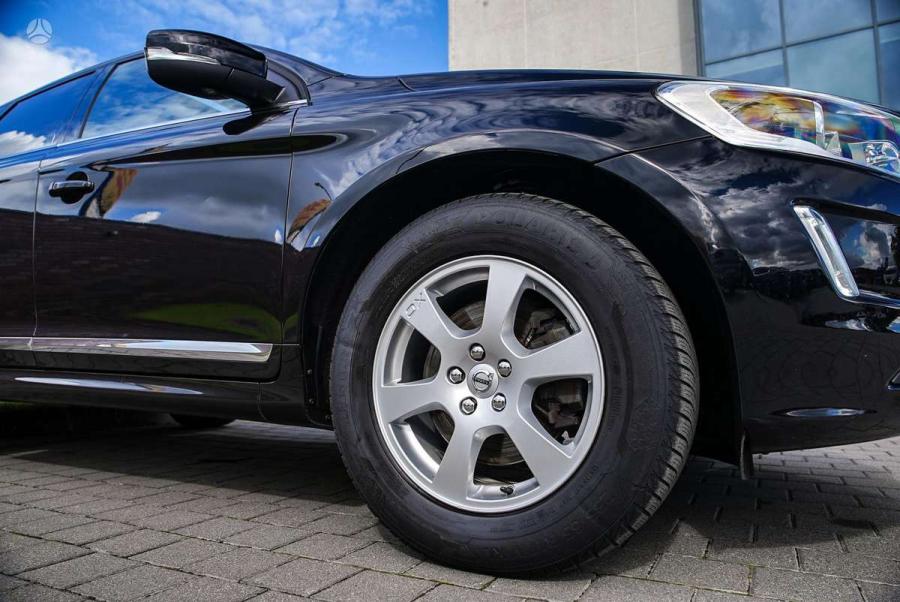 Black Volvo XC60 2017 in Marijampole, with an engine capacity of 1.97 L and mileage of 178 thousand km for 15950 €, photo 5 on AUTOMOTO.COM.LV