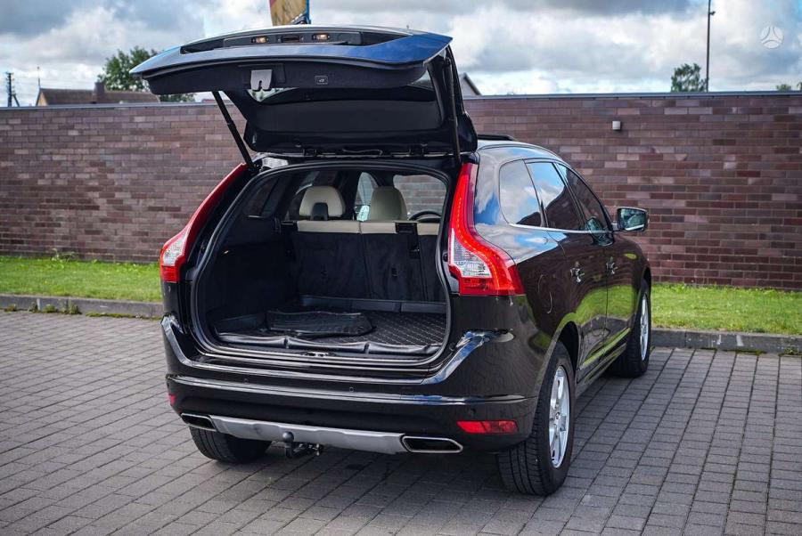Black Volvo XC60 2017 in Marijampole, with an engine capacity of 1.97 L and mileage of 178 thousand km for 15950 €, photo 11 on AUTOMOTO.COM.LV