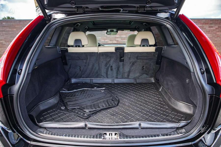 Black Volvo XC60 2017 in Marijampole, with an engine capacity of 1.97 L and mileage of 178 thousand km for 15950 €, photo 12 on AUTOMOTO.COM.LV