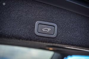 Black Volvo XC60 2017 in Marijampole, with an engine capacity of 1.97 L and mileage of 178 thousand km for 15950 €, photo 13 on AUTOMOTO.COM.LV