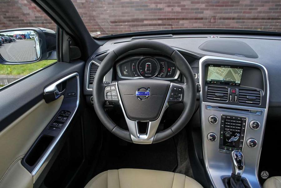 Black Volvo XC60 2017 in Marijampole, with an engine capacity of 1.97 L and mileage of 178 thousand km for 15950 €, photo 15 on AUTOMOTO.COM.LV