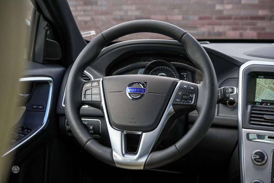 Black Volvo XC60 2017 in Marijampole, with an engine capacity of 1.97 L and mileage of 178 thousand km for 15950 €, photo 16 on AUTOMOTO.COM.LV