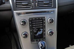 Black Volvo XC60 2017 in Marijampole, with an engine capacity of 1.97 L and mileage of 178 thousand km for 15950 €, photo 19 on AUTOMOTO.COM.LV