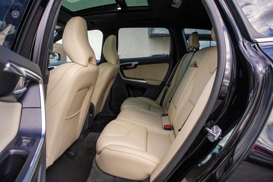 Black Volvo XC60 2017 in Marijampole, with an engine capacity of 1.97 L and mileage of 178 thousand km for 15950 €, photo 31 on AUTOMOTO.COM.LV