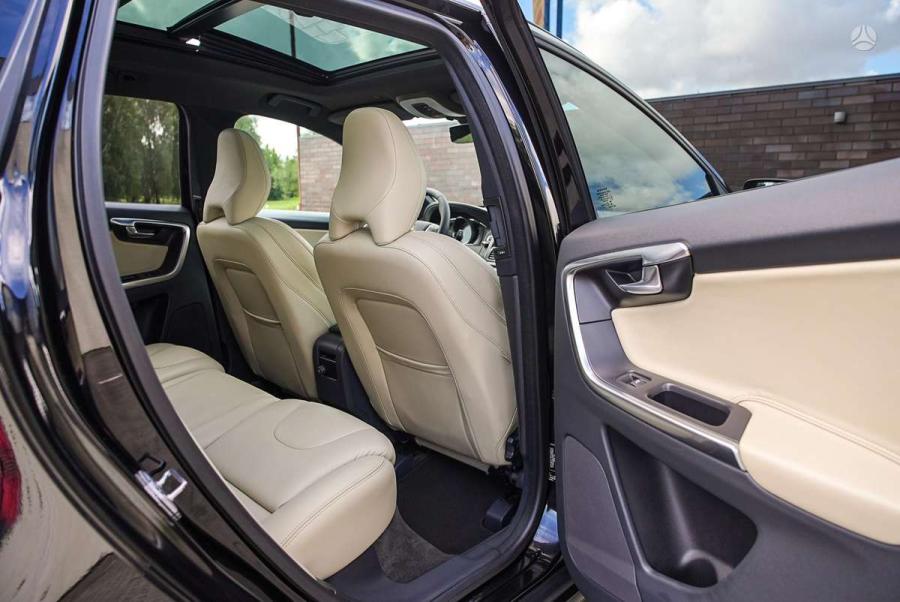 Black Volvo XC60 2017 in Marijampole, with an engine capacity of 1.97 L and mileage of 178 thousand km for 15950 €, photo 32 on AUTOMOTO.COM.LV