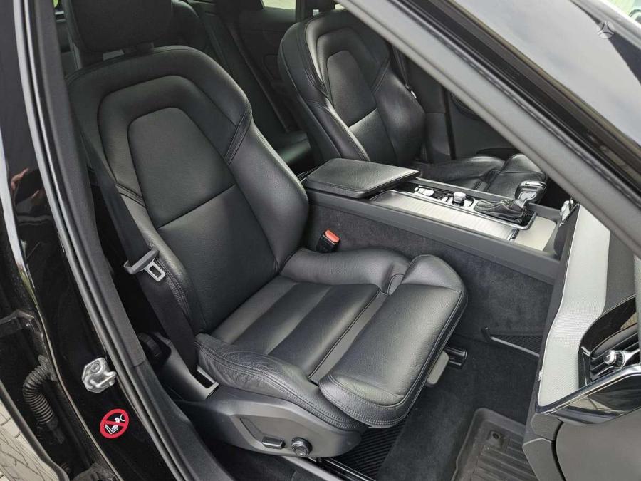 Black Volvo XC60 2017 in Kaunas, with an engine capacity of 1.97 L and mileage of 280 thousand km for 20750 €, photo 9 on AUTOMOTO.COM.LV