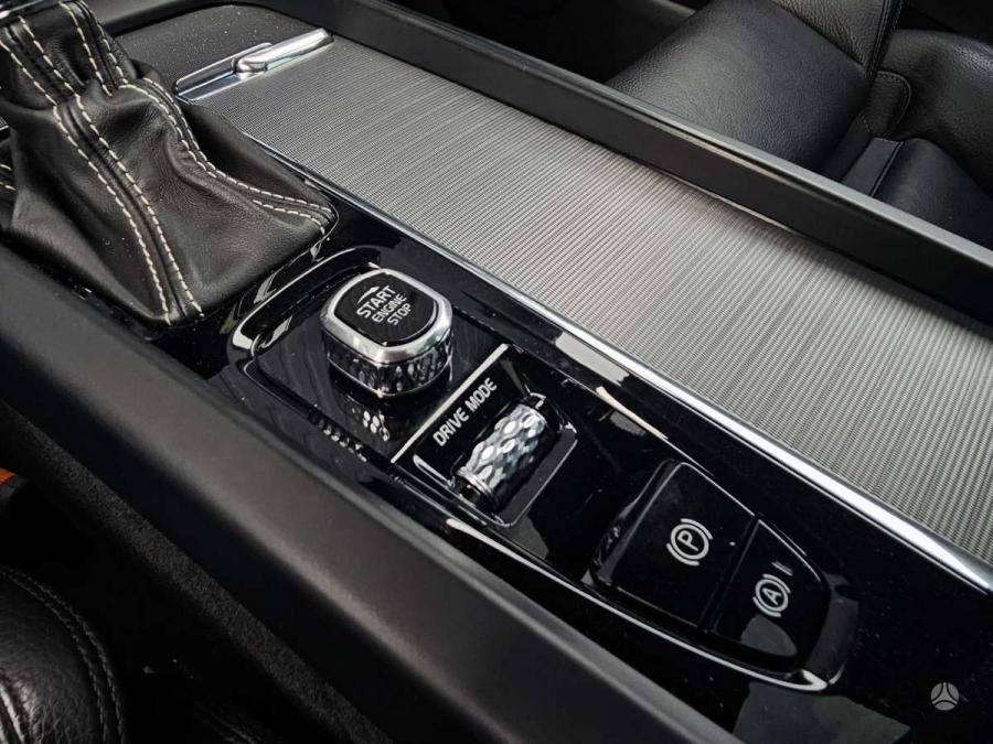 Black Volvo XC60 2017 in Kaunas, with an engine capacity of 1.97 L and mileage of 280 thousand km for 20750 €, photo 11 on AUTOMOTO.COM.LV