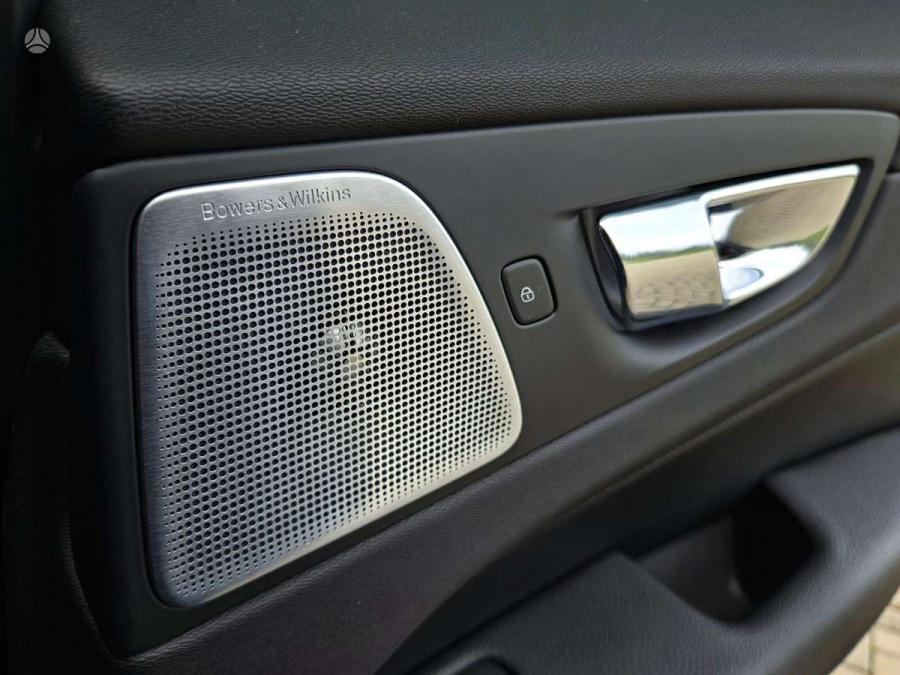 Black Volvo XC60 2017 in Kaunas, with an engine capacity of 1.97 L and mileage of 280 thousand km for 20750 €, photo 13 on AUTOMOTO.COM.LV