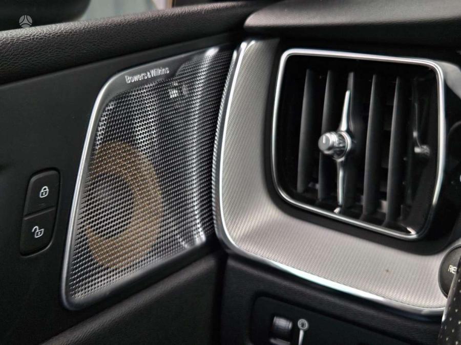 Black Volvo XC60 2017 in Kaunas, with an engine capacity of 1.97 L and mileage of 280 thousand km for 20750 €, photo 16 on AUTOMOTO.COM.LV