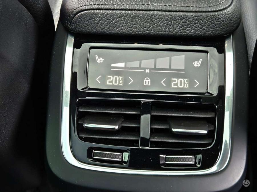 Black Volvo XC60 2017 in Kaunas, with an engine capacity of 1.97 L and mileage of 280 thousand km for 20750 €, photo 17 on AUTOMOTO.COM.LV