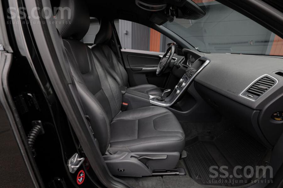 Black Volvo XC60 2017 in Jelgava, with an engine capacity of 2.40 L and mileage of 0 thousand km for 15750 €, photo 13 on AUTOMOTO.COM.LV