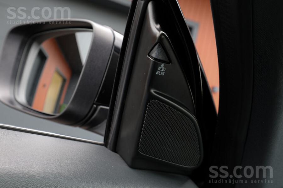 Black Volvo XC60 2017 in Jelgava, with an engine capacity of 2.40 L and mileage of 0 thousand km for 15750 €, photo 26 on AUTOMOTO.COM.LV