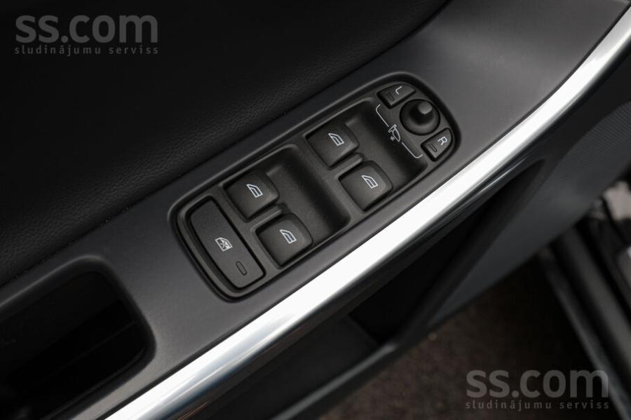 Black Volvo XC60 2017 in Jelgava, with an engine capacity of 2.40 L and mileage of 0 thousand km for 15750 €, photo 28 on AUTOMOTO.COM.LV
