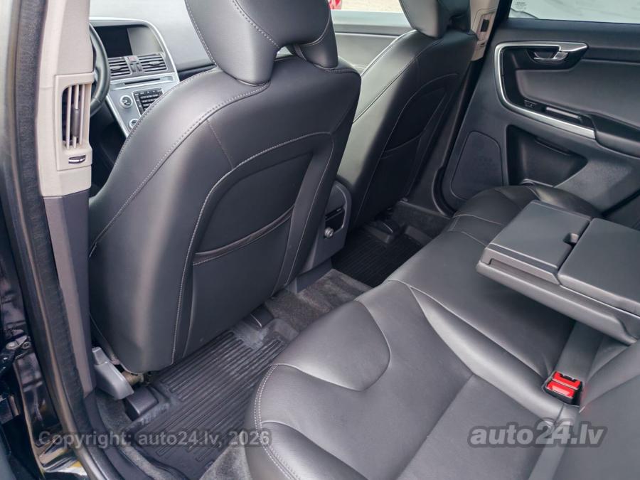 Melns Volvo XC60 2017 Tallina, ar dzinēja tilpumu 2.40 L un nobraukumu 150 tūkst. km par 16999 €, foto 12 vietnē AUTOMOTO.COM.LV