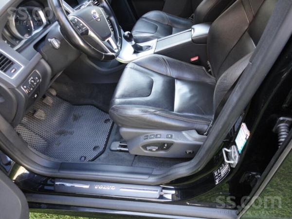 Volvo XC60 2017 Rīga vietnē Melns Volvo XC60 2017 Rīga, ar dzinēja tilpumu 2.40 L un nobraukumu 232 tūkst. km par 13900 €, foto 7 vietnē AUTOMOTO.COM.LV