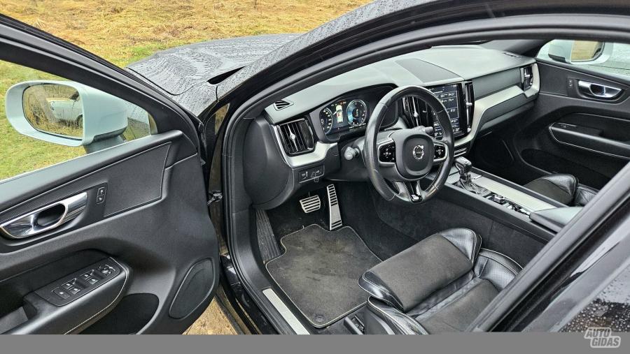 Black Volvo XC60 2018 in Vilnius, with an engine capacity of 2.00 L and mileage of 182 thousand km for 24900 €, photo 6 on AUTOMOTO.COM.LV
