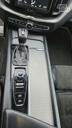 Black Volvo XC60 2018 in Vilnius, with an engine capacity of 2.00 L and mileage of 182 thousand km for 24900 €, photo 10 on AUTOMOTO.COM.LV