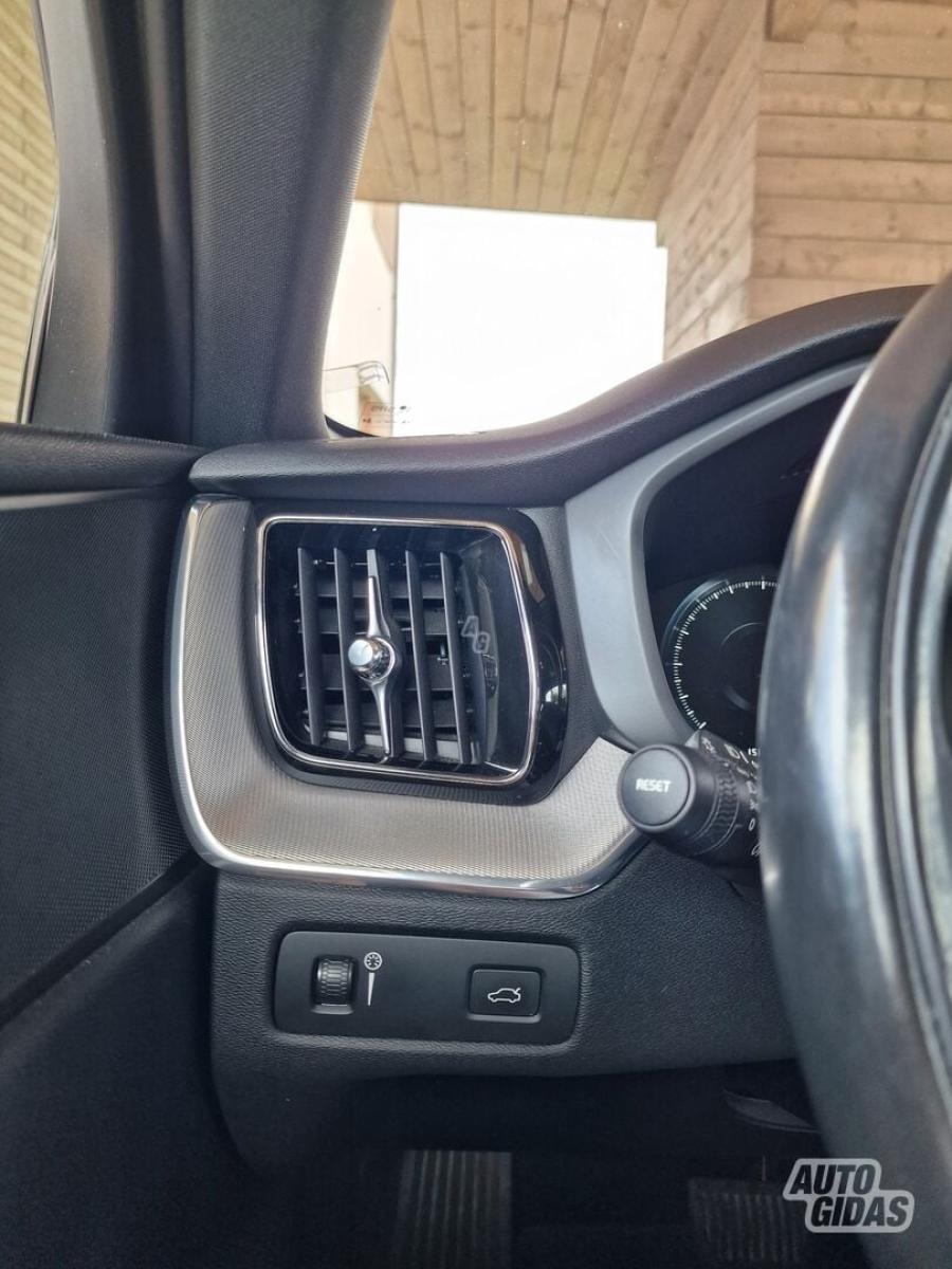 Black Volvo XC60 2018 in Vilnius, with an engine capacity of 2.00 L and mileage of 151 thousand km for 23500 €, photo 12 on AUTOMOTO.COM.LV