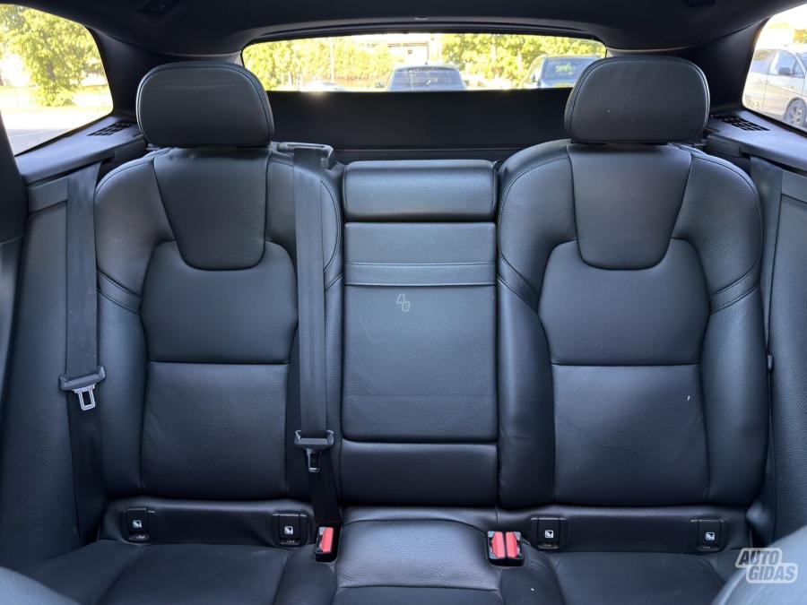 Black Volvo XC60 2018 in Panevezys, with an engine capacity of 2.00 L and mileage of 322 thousand km for 16999 €, photo 33 on AUTOMOTO.COM.LV