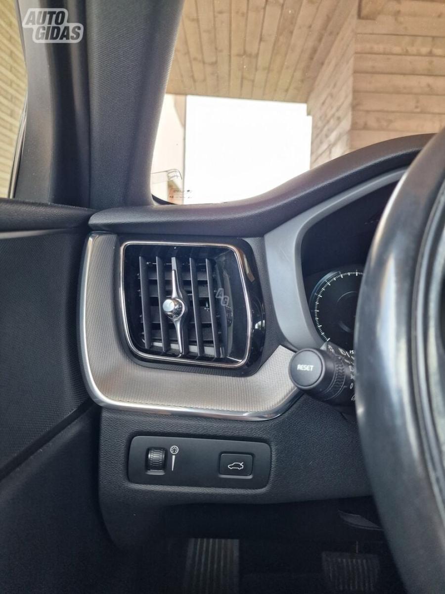Black Volvo XC60 2018 in Vilnius, with an engine capacity of 2.00 L and mileage of 151 thousand km for 23500 €, photo 14 on AUTOMOTO.COM.LV