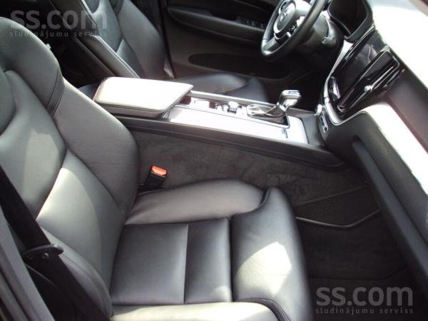 Black Volvo XC60 2018 in Riga, with an engine capacity of 2.00 L and mileage of 225 thousand km for 21800 €, photo 5 on AUTOMOTO.COM.LV