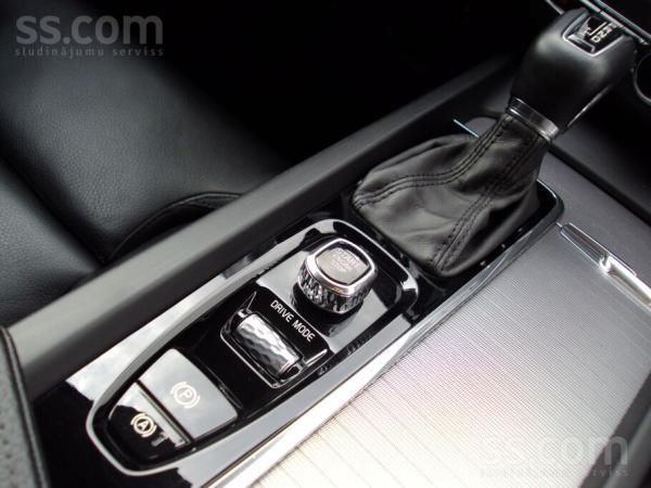 Black Volvo XC60 2018 in Riga, with an engine capacity of 2.00 L and mileage of 225 thousand km for 21800 €, photo 8 on AUTOMOTO.COM.LV