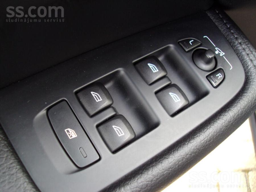 Black Volvo XC60 2018 in Riga, with an engine capacity of 2.00 L and mileage of 225 thousand km for 21200 €, photo 13 on AUTOMOTO.COM.LV