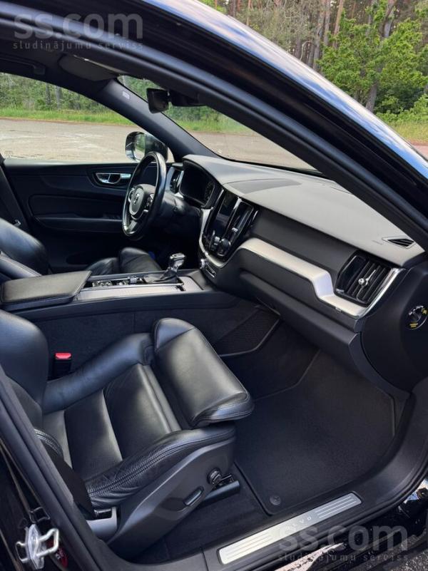 Black Volvo XC60 2018 in Riga, with an engine capacity of 2.00 L and mileage of 275 thousand km for 22000 €, photo 6 on AUTOMOTO.COM.LV