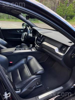 Black Volvo XC60 2018 in Riga, with an engine capacity of 2.00 L and mileage of 275 thousand km for 22000 €, photo 7 on AUTOMOTO.COM.LV
