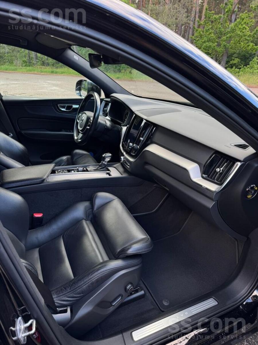 Black Volvo XC60 2018 in Riga, with an engine capacity of 2.00 L and mileage of 275 thousand km for 22000 €, photo 7 on AUTOMOTO.COM.LV