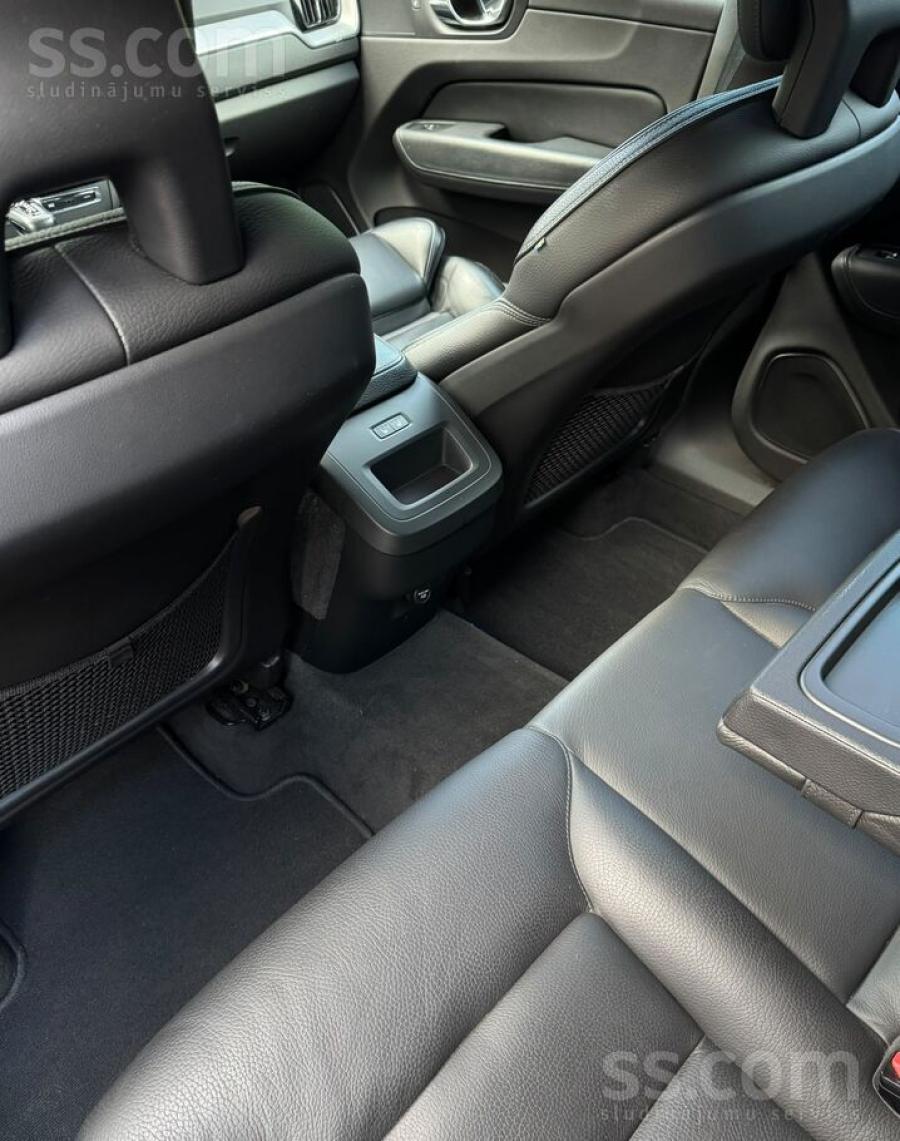 Black Volvo XC60 2018 in Riga, with an engine capacity of 2.00 L and mileage of 275 thousand km for 22000 €, photo 10 on AUTOMOTO.COM.LV