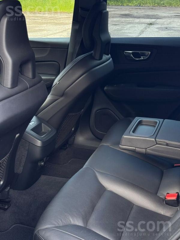 Black Volvo XC60 2018 in Riga, with an engine capacity of 2.00 L and mileage of 275 thousand km for 22000 €, photo 10 on AUTOMOTO.COM.LV