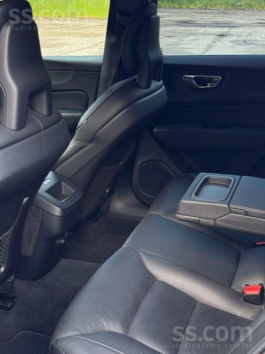 Black Volvo XC60 2018 in Riga, with an engine capacity of 2.00 L and mileage of 275 thousand km for 22000 €, photo 11 on AUTOMOTO.COM.LV