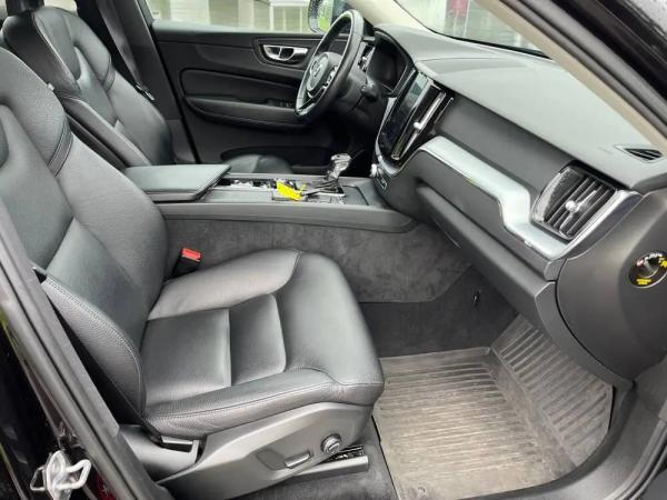 Black Volvo XC60 2018 in Jurmala, with an engine capacity of 2.00 L and mileage of 219 thousand km for 21450 €, photo 10 on AUTOMOTO.COM.LV