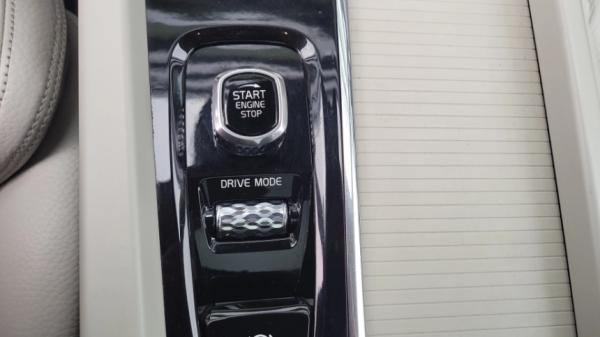 Melns Volvo XC60 2018 Rīga, ar dzinēja tilpumu 2.00 L un nobraukumu 240 tūkst. km par 22900 €, foto 3 vietnē AUTOMOTO.COM.LV