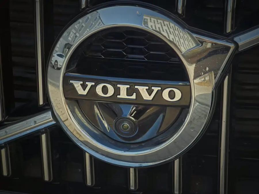 Black Volvo XC60 2018 in Riga, with an engine capacity of 2.00 L and mileage of 210 thousand km for 23490 €, photo 11 on AUTOMOTO.COM.LV