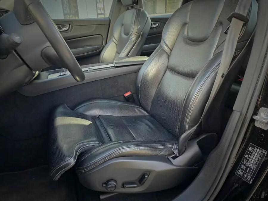 Black Volvo XC60 2018 in Riga, with an engine capacity of 2.00 L and mileage of 210 thousand km for 23490 €, photo 13 on AUTOMOTO.COM.LV