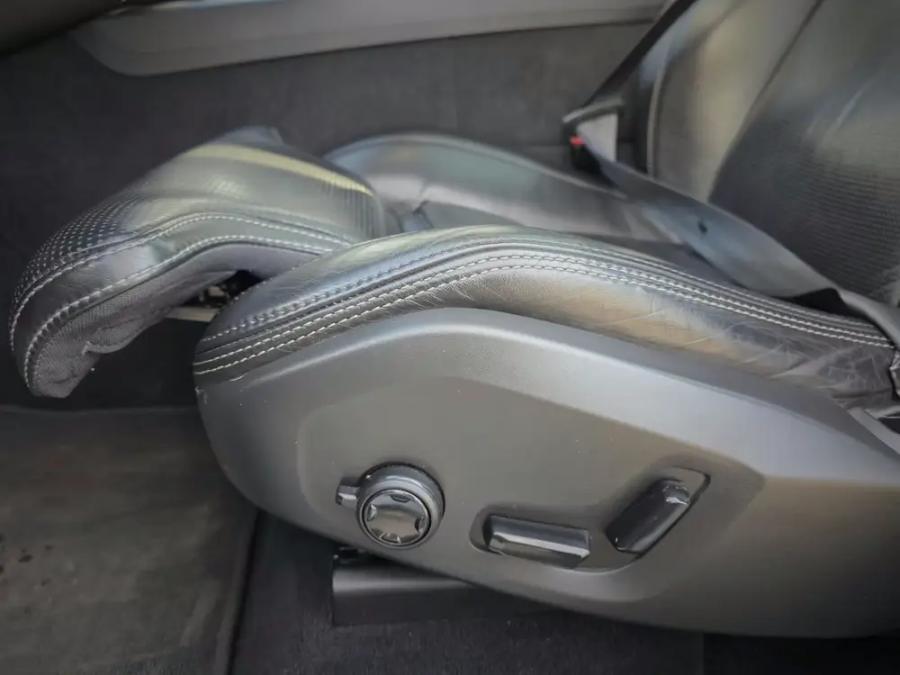 Black Volvo XC60 2018 in Riga, with an engine capacity of 2.00 L and mileage of 210 thousand km for 23490 €, photo 14 on AUTOMOTO.COM.LV
