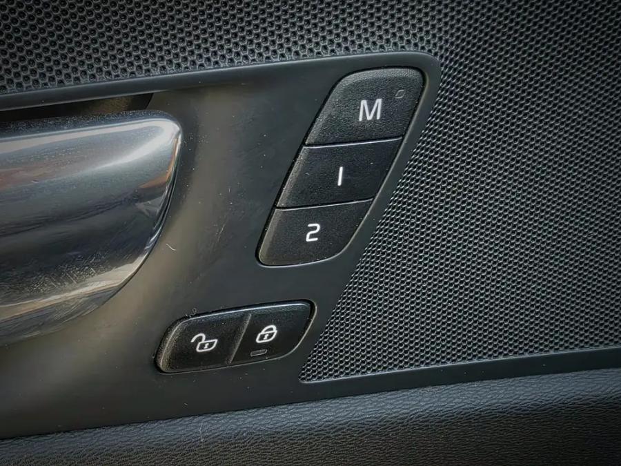 Black Volvo XC60 2018 in Riga, with an engine capacity of 2.00 L and mileage of 210 thousand km for 23490 €, photo 15 on AUTOMOTO.COM.LV