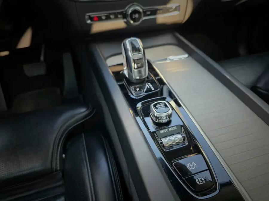 Black Volvo XC60 2018 in Riga, with an engine capacity of 2.00 L and mileage of 210 thousand km for 23490 €, photo 16 on AUTOMOTO.COM.LV